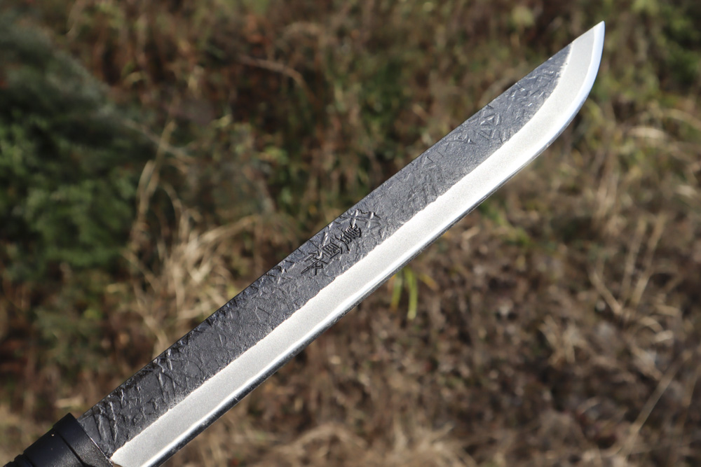 土佐鍛 鳥獣狩刀300 白鋼 両刃 黒槌目 黒ツバ 木鞘オイルステン 洋樫テェッカーオイルステン【豊国作】 の通販は豊国（トヨクニ）